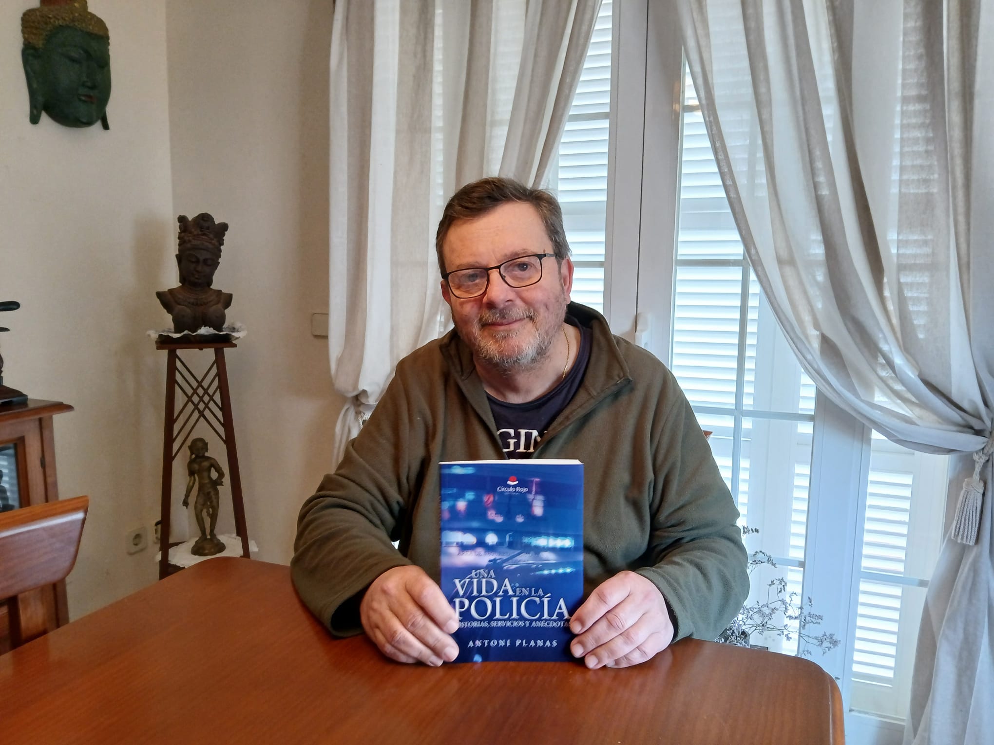 “Una vida en la policía. Historias, servicios y anécdotas” revela la cara más honesta y ...